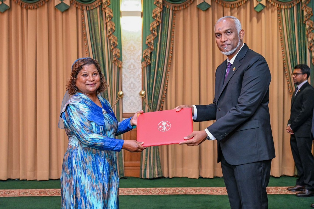 Foreign Ministry ge massakkaiythakakah Salma raajje gennanee | Dhauru